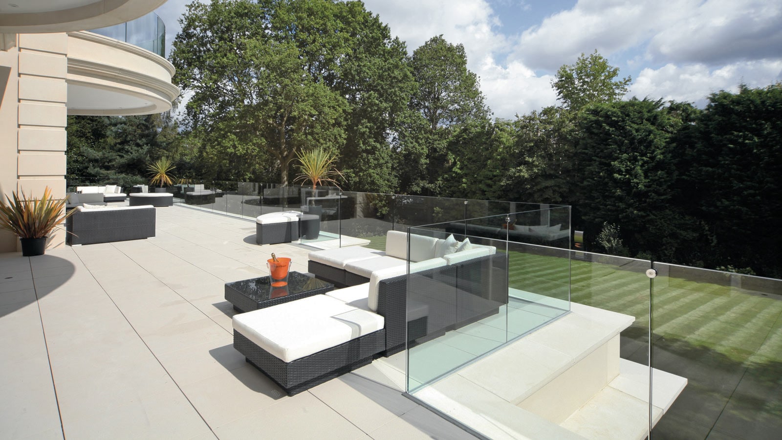 Cosy terraces with the raised access flooring from Butech - PORCELANOSA ...