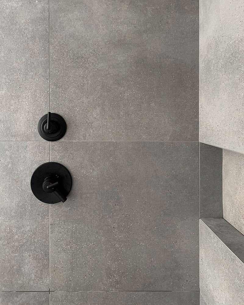 Inspiring minimalist bathrooms with grey tiles